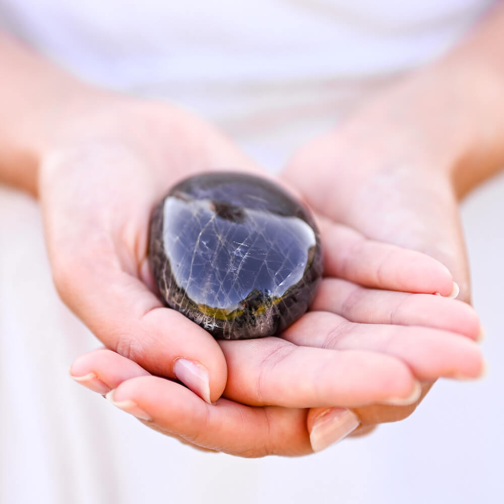 Pierre de lune noire : Vertus et bienfaits en Lithothérapie - Univers ...