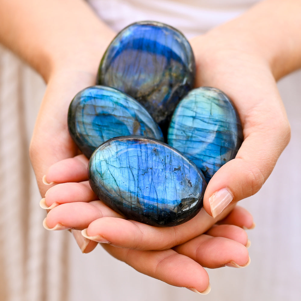 Labradorite : Quelles sont ses Vertus et Bienfaits en Lithothérapie ...