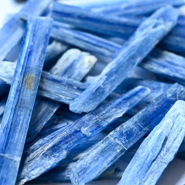 Cyanite : Quelles sont ses Vertus et Bienfaits en Lithothérapie ? ᑕ ᑐ