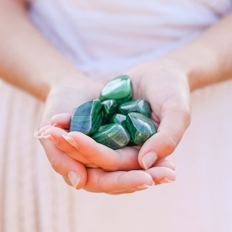 Pierres Vertes : Bienfaits, Pouvoirs, Entretien et Chakras